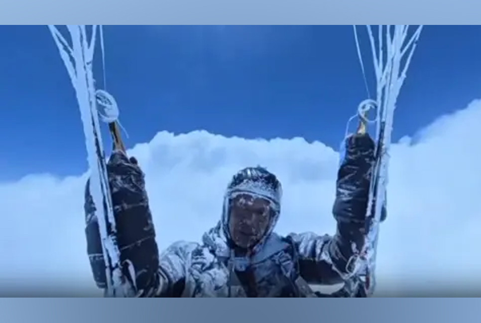 Chinese paraglider survives accidental 8000m-high flight | | Bangladesh Pratidin