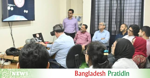 BCPS introduces VR simulation training for cataract surgery ...