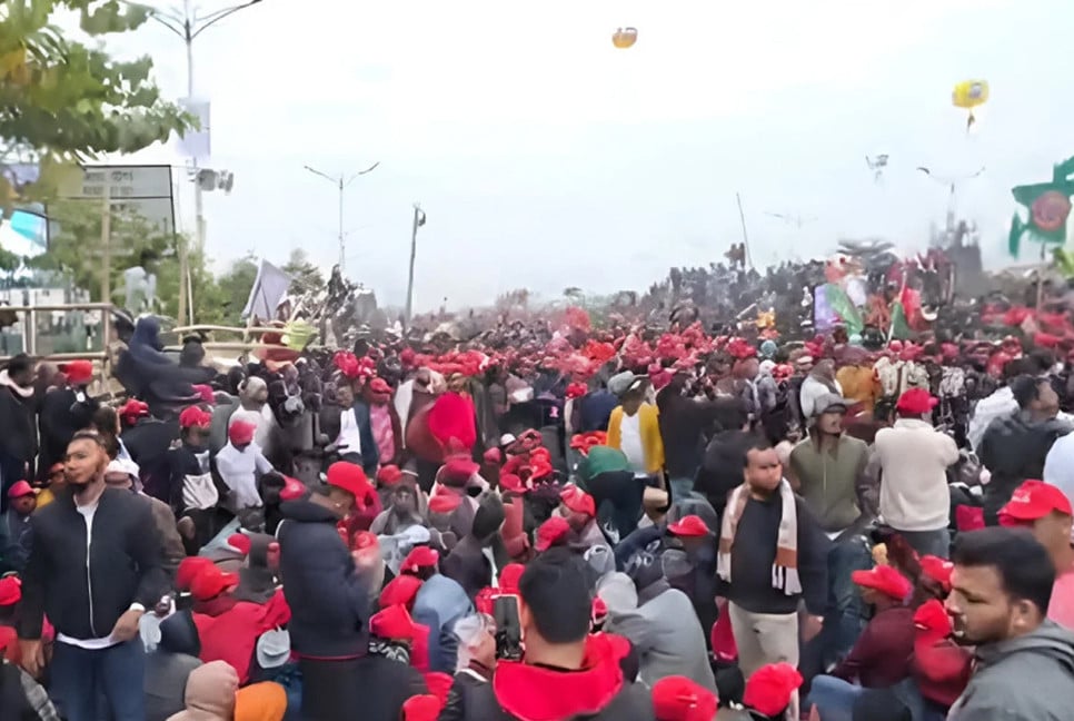 300 Feet area turns into ‘sea of people’ despite biting cold ...